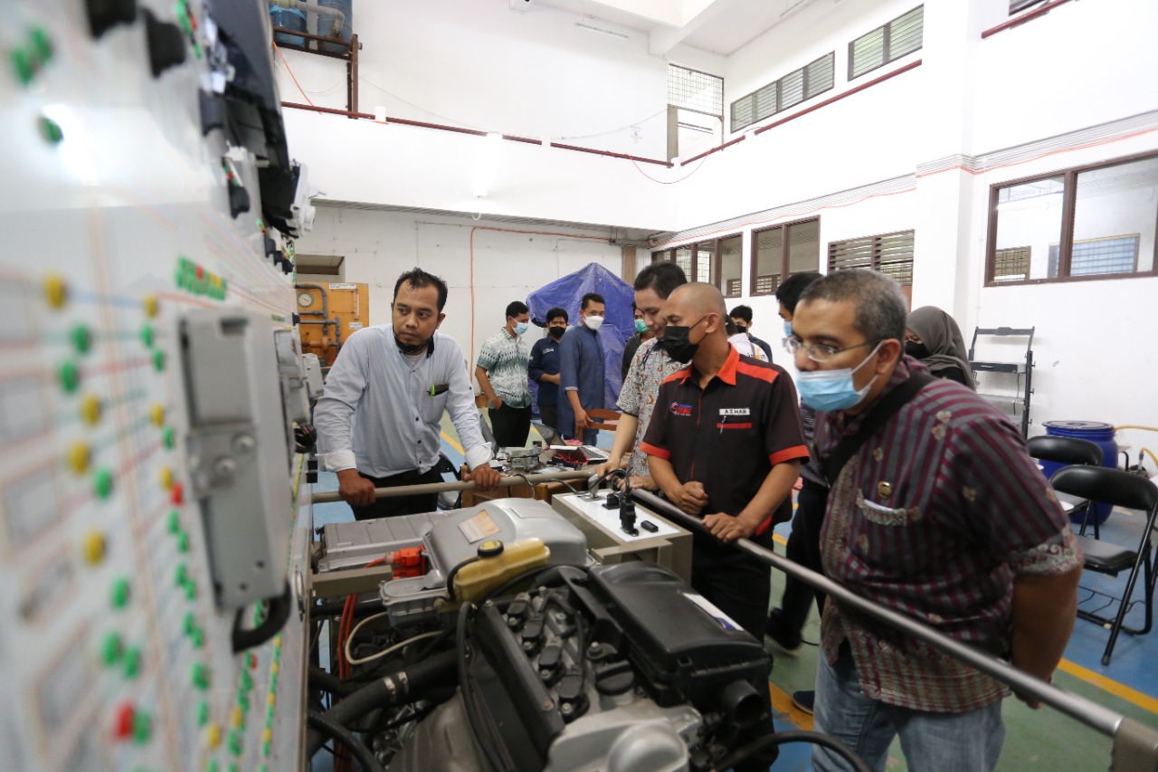 FT USU Bersama Erasmus+ UNITED Training Mesin Hybrida | Universitas ...