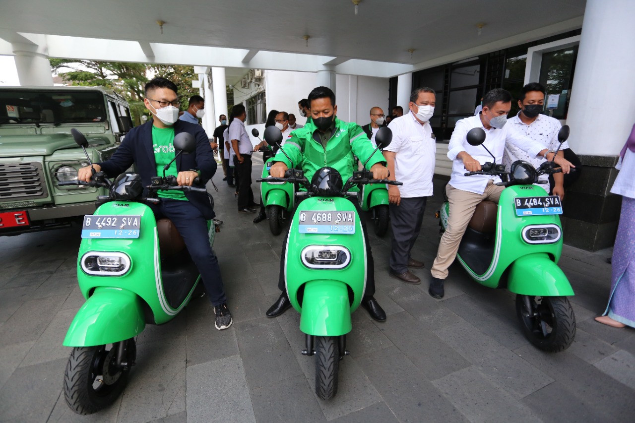 Grab Bantu 10 Motor Listrik untuk Ciptakan USU Bebas Polusi ...