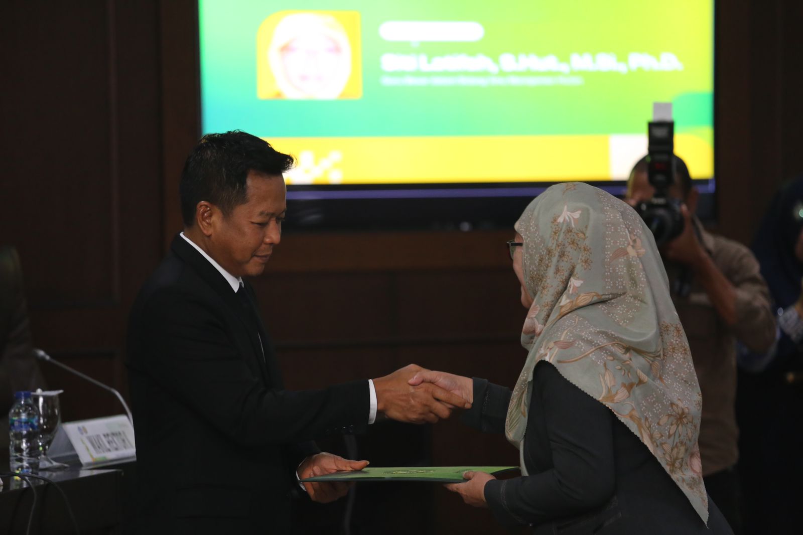 Rektor Serahkan SK Pengangkatan Guru Besar 32 Dosen USU | Universitas ...