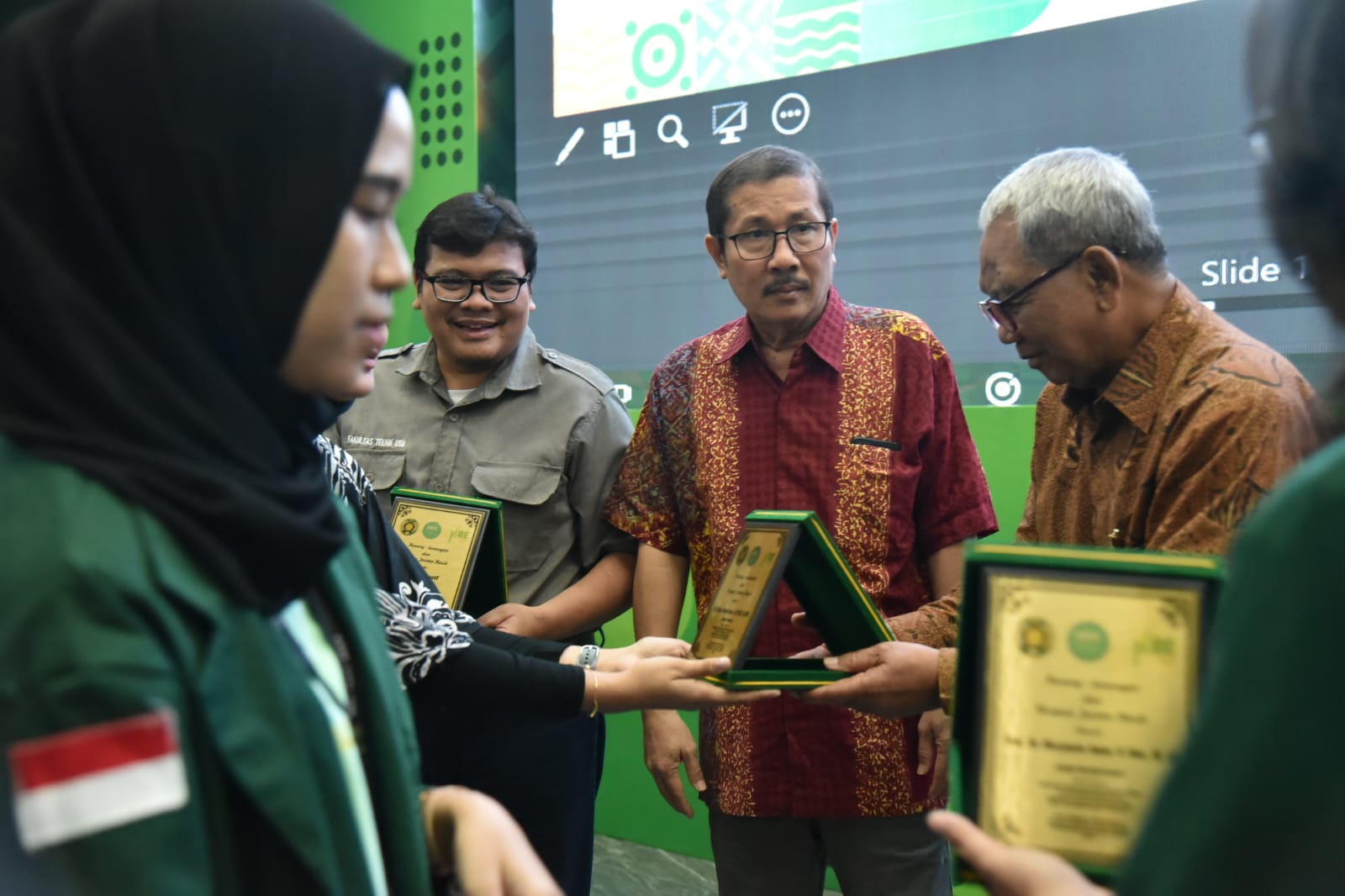 Seminar Nasional Perdana SRE USU | Universitas Sumatera Utara