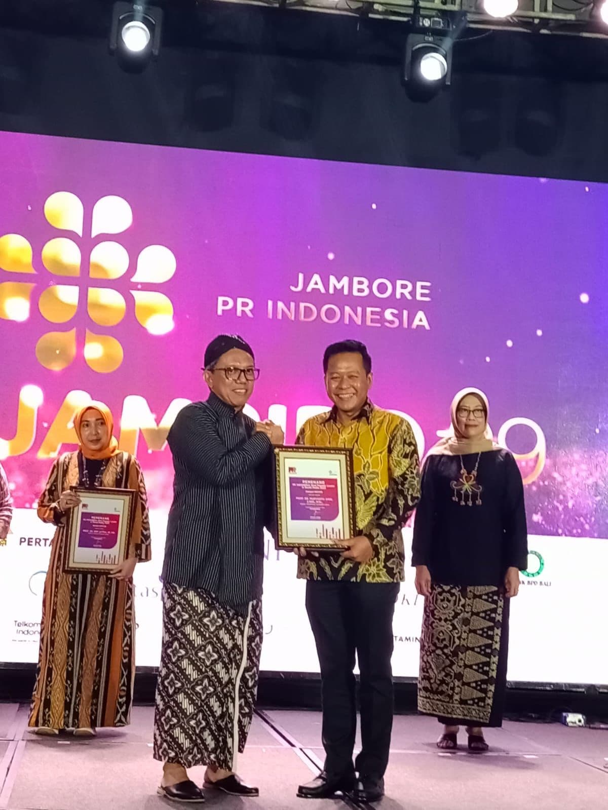 USU Rector Muryanto Amin Receives 2023 Most Popular Leader ...